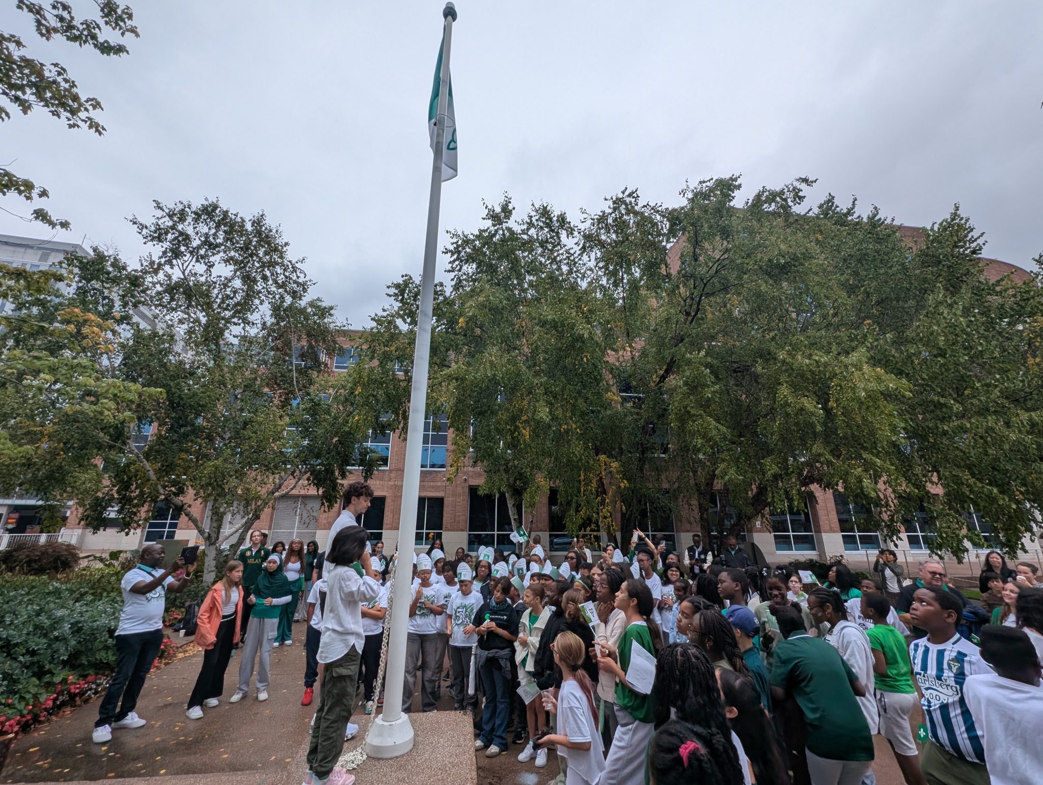 Le drapeau franco-ontarien flotte fièrement sur Brampton | Le Métropolitain